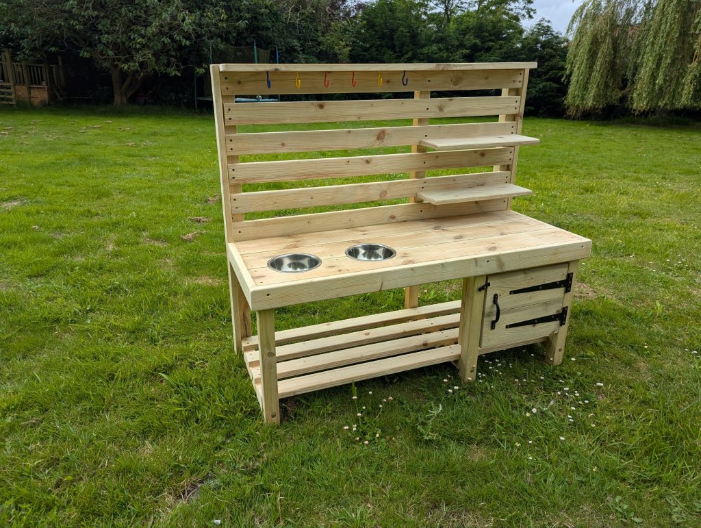 Traditional mud kitchen - Tony Bellinger Woodwork
